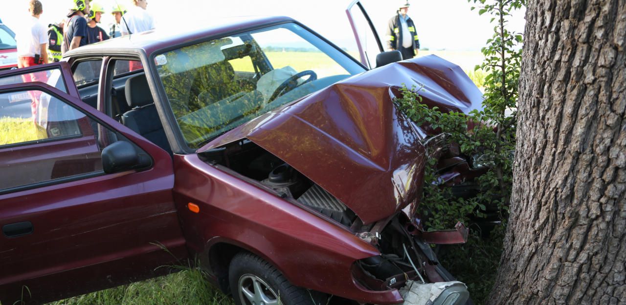 Frontal gegen Baum: Lenker (72) ohne Chance | Heute.at