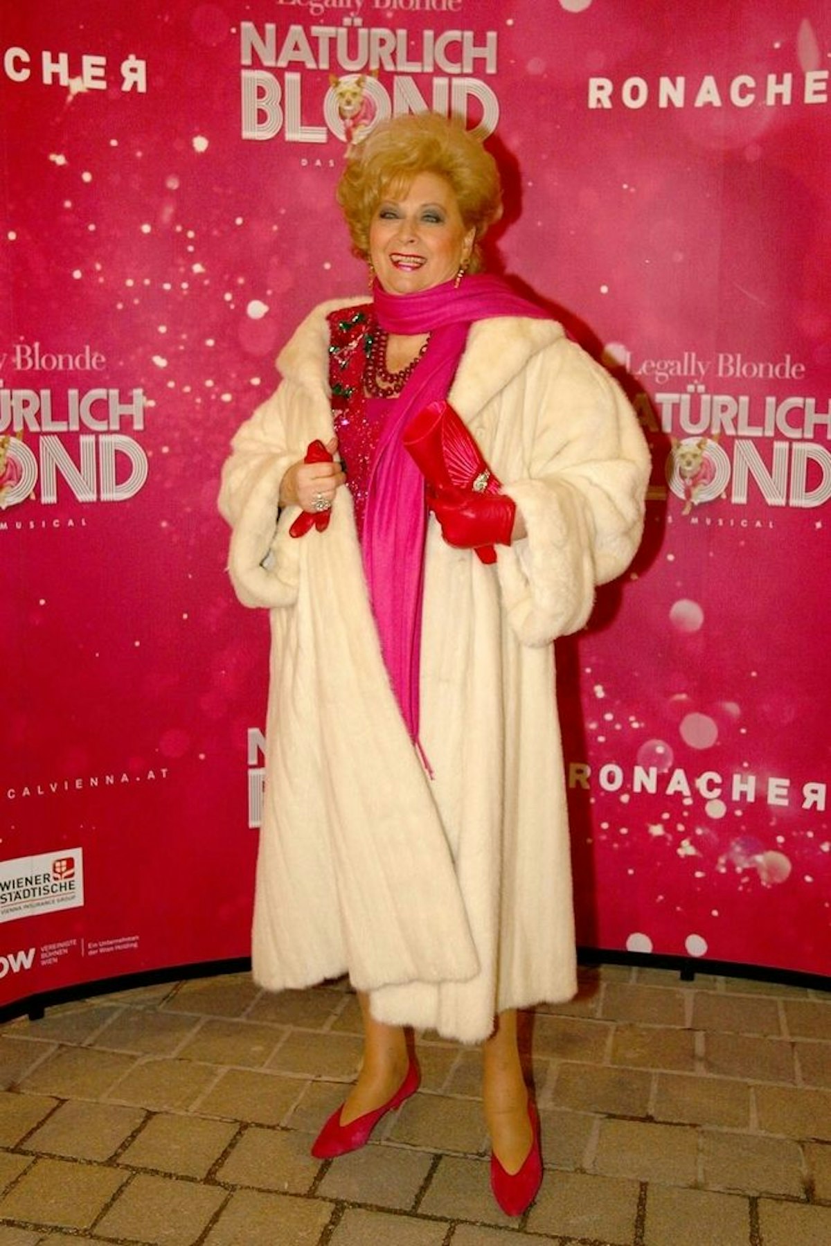 Szene – Sarata am Ball mit japanischem TV-Team | Heute.at