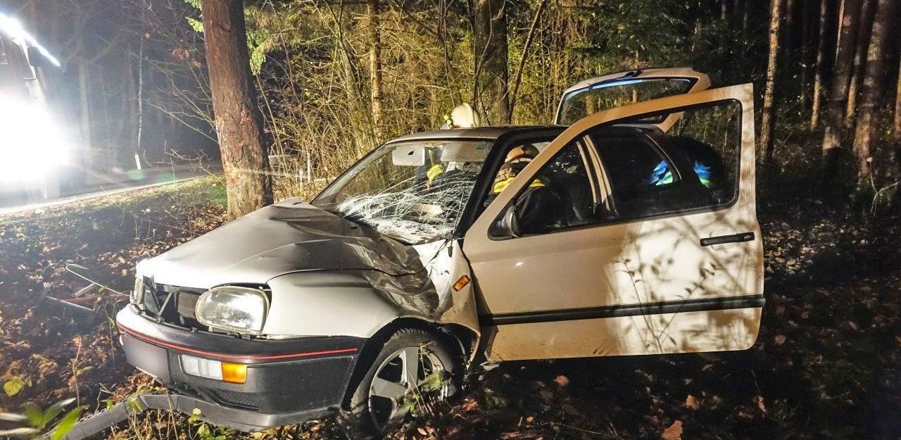 Österreich – Crash auf L141: Pkw kracht frontal gegen Baum | Heute.at