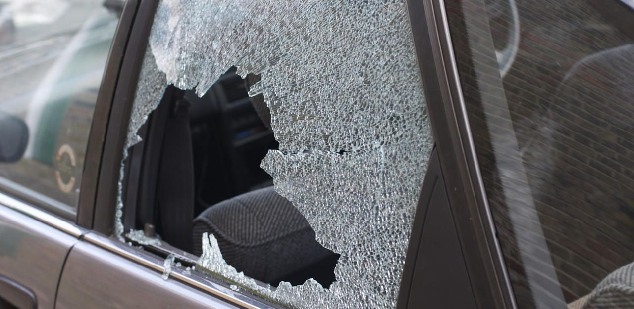 Scheiben von 9 Autos mit Steinen eingeschlagen | Heute.at