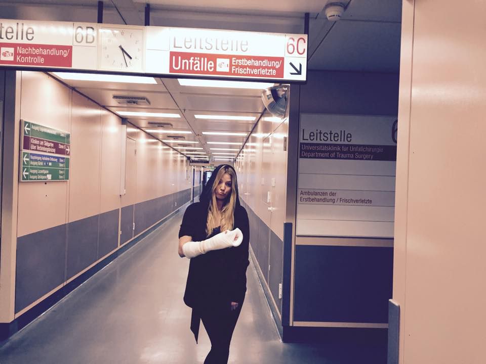 Szene – Gipshand für Werbegesicht Ixi Lutz | Heute.at