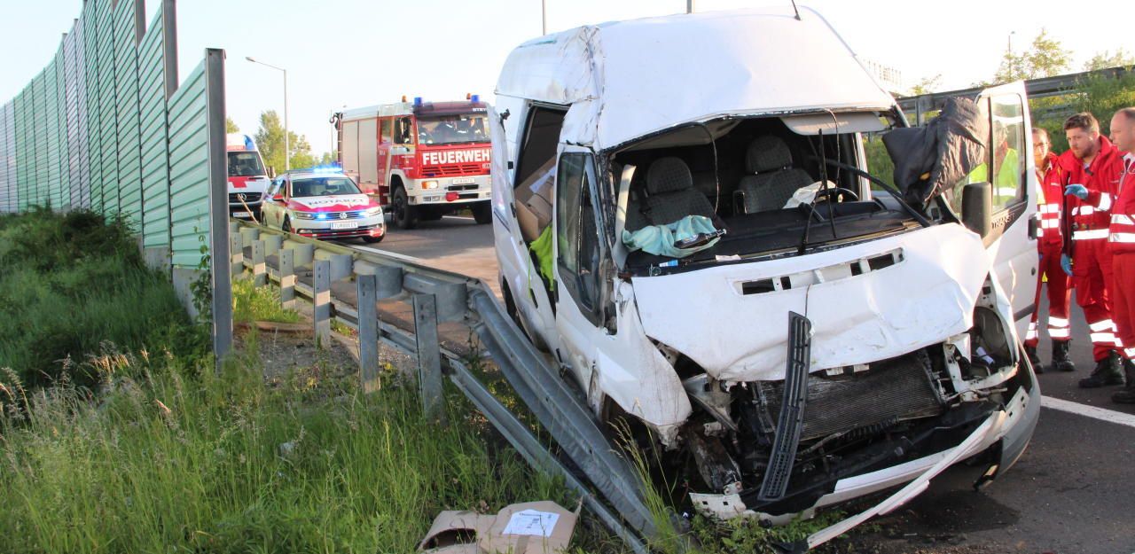 Österreich – Nicht angegurtet: Mann auf A21 aus Lkw geschleudert | Heute.at