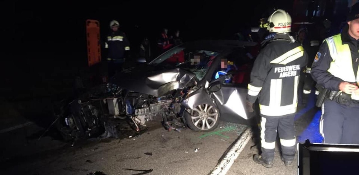 Österreich – Zwei Verletzte nach Unfall im Wrack eingeklemmt | Heute.at