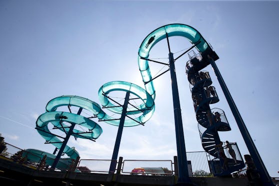 Video: Das sind die längsten Wasserrutschen in Wien - Wien | heute.at