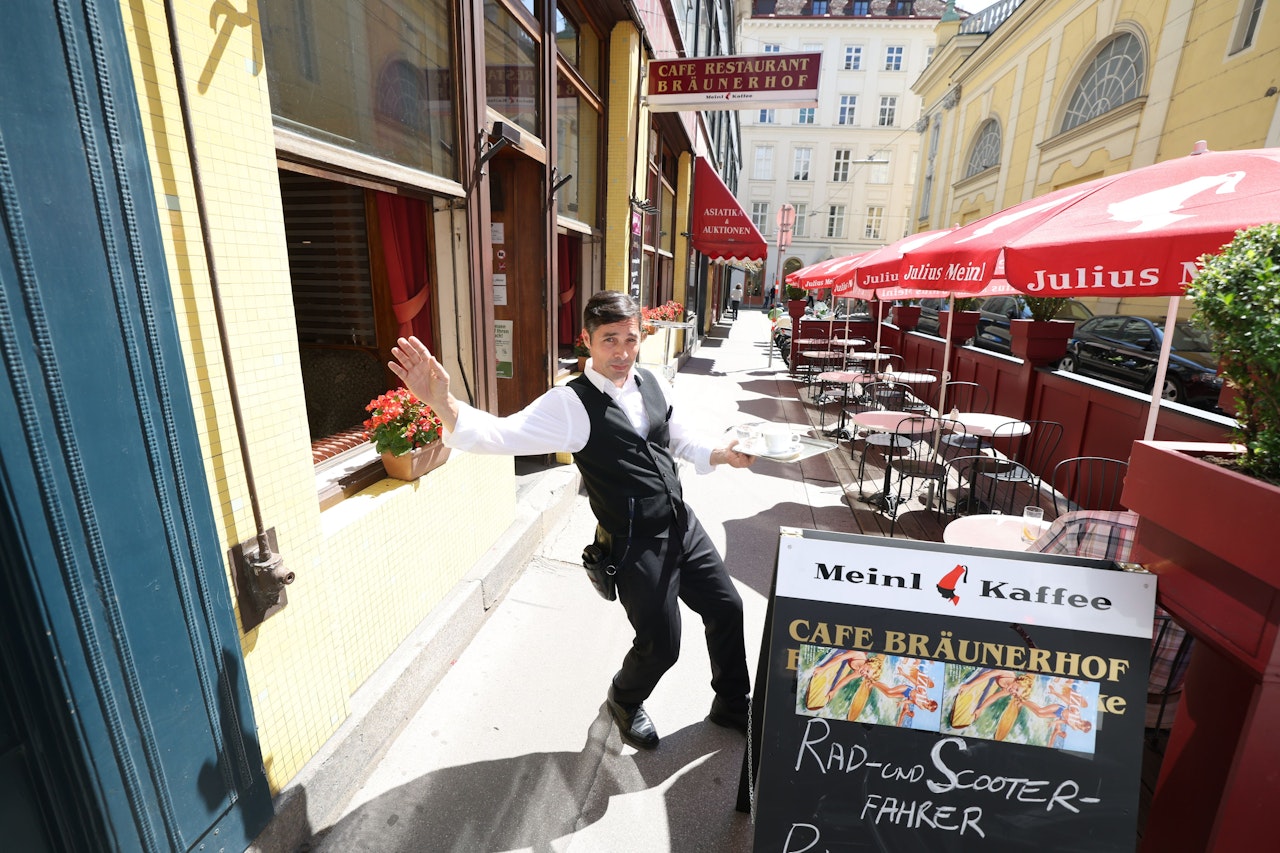 Radlerin kracht in Wiener Café und beschimpft Kellner – Wien | Heute.at