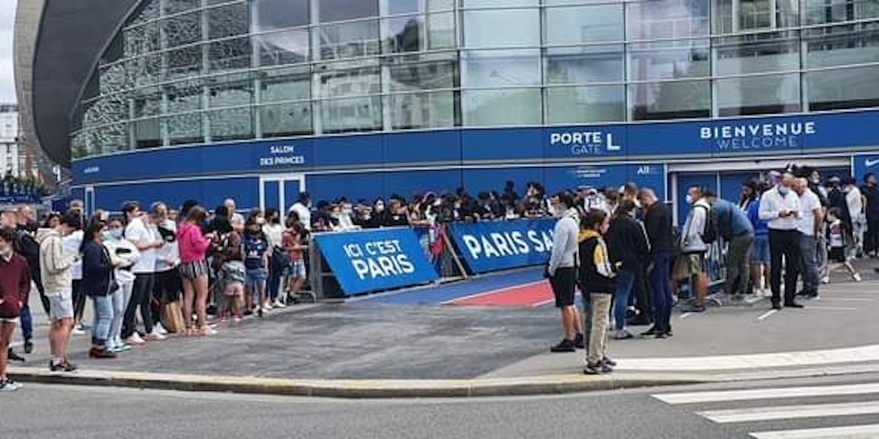 Fussball – Fans warten vergeblich auf Messi-Ankunft in Paris | Heute.at