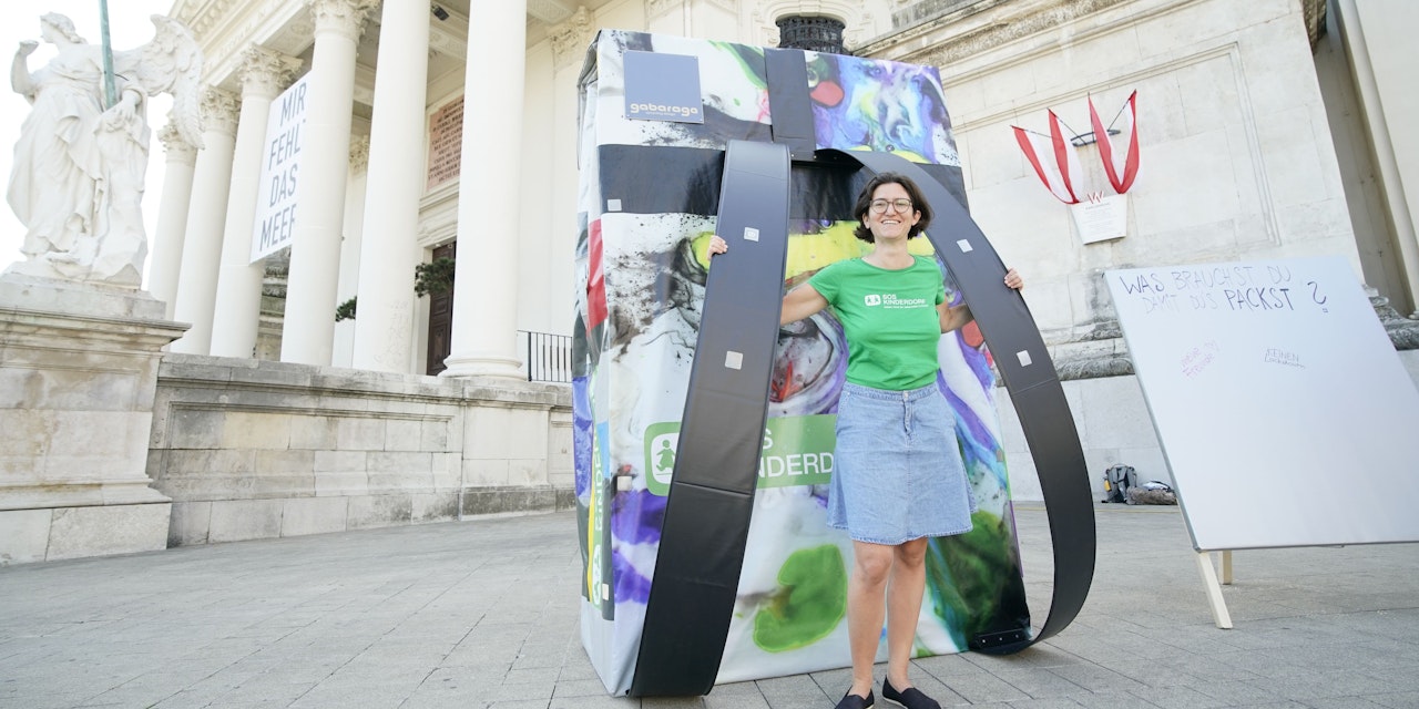 Was macht der Riesen-Rucksack vor der Karlskirche? | Heute.at