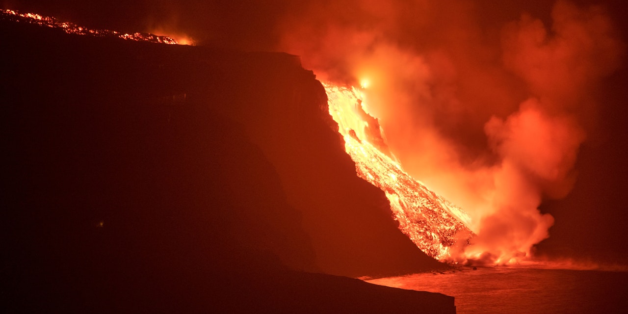 Welt – Vulkanausbruch auf La Palma – Lava fließt ins Meer | Heute.at