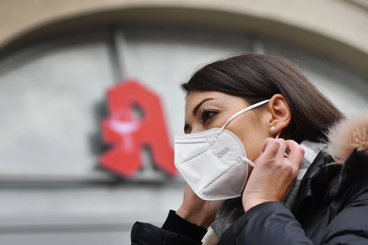 Darum tragen immer mehr Leute zwei Masken übereinander – Gesundheit ...