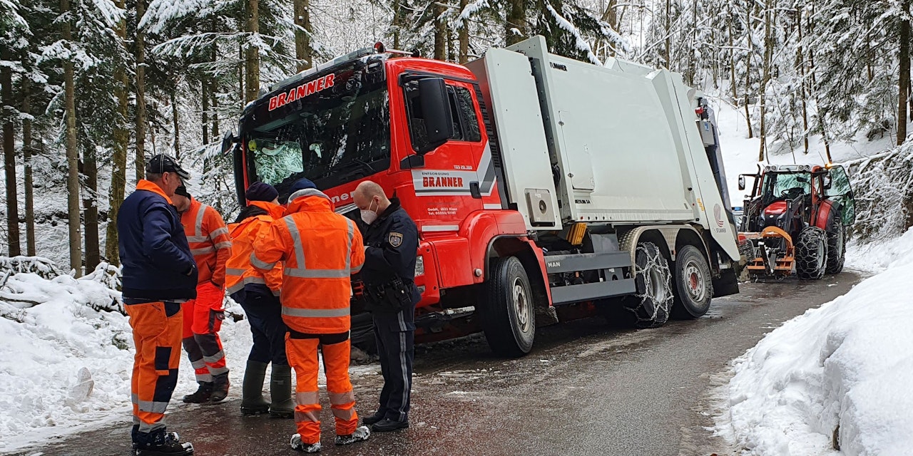 Vorarlberg – 23-Tonner steckt nach Ausweichmanöver fest | Heute.at
