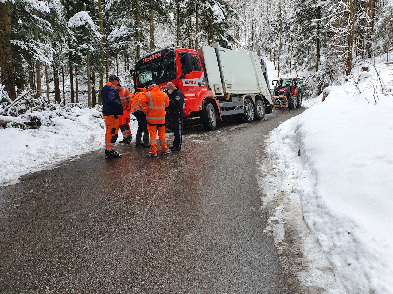 23-Tonner steckt nach Ausweichmanöver fest – Vorarlberg | heute.at