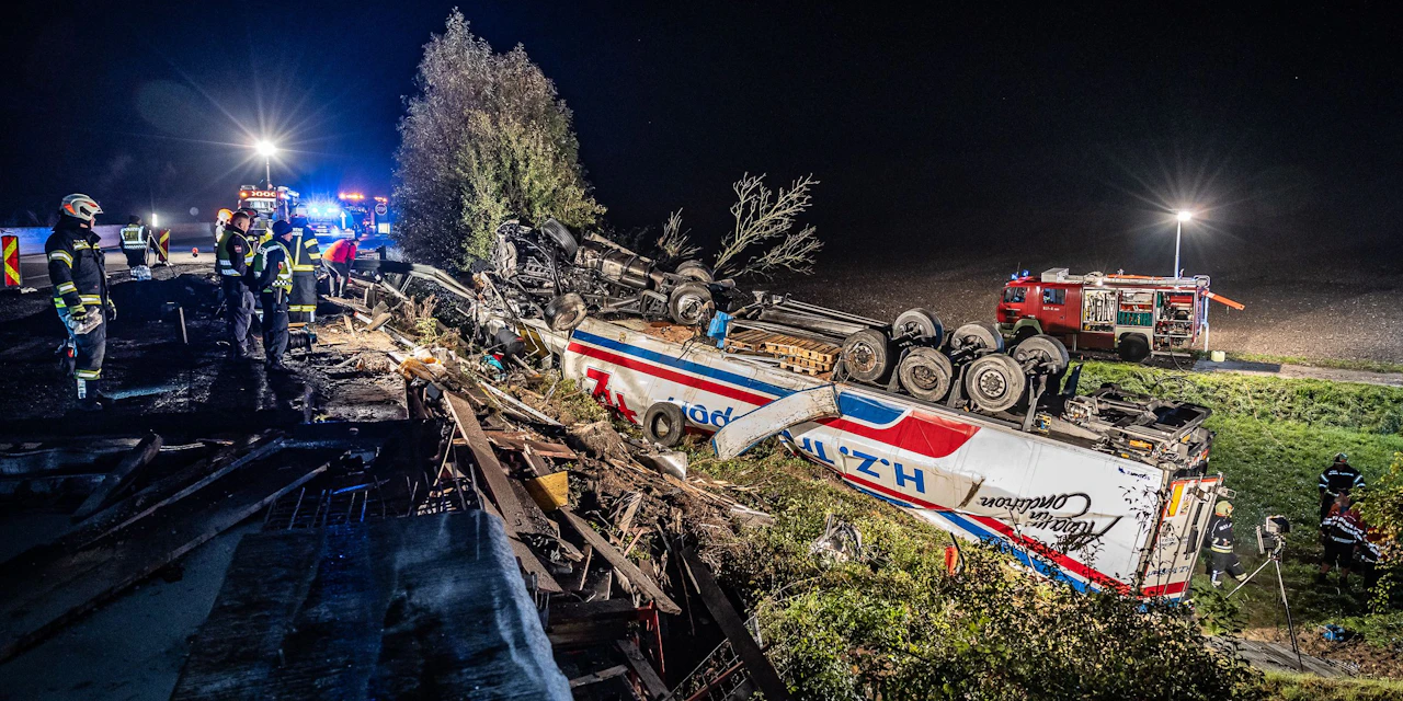 Oberösterreich – Fotos zeigen unglaublichen Lkw-Überschlag nach Unfall ...