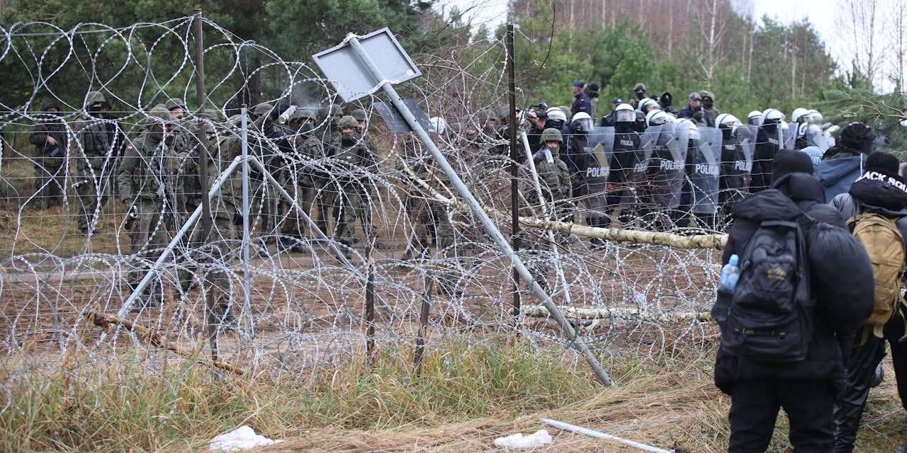 Welt – Video zeigt, wie Flüchtende Grenze durchbrechen wollen | Heute.at