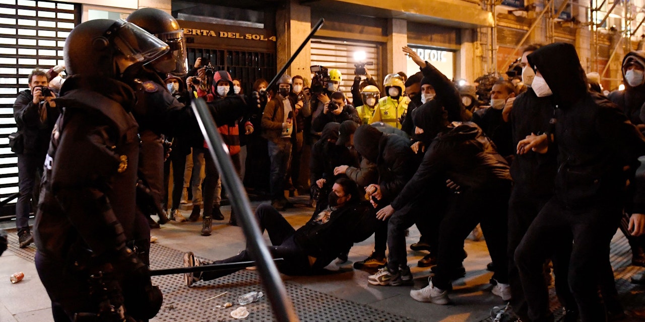 Welt – Wieder Chaos und Verletzte bei Rapper-Demos in Spanien | Heute.at