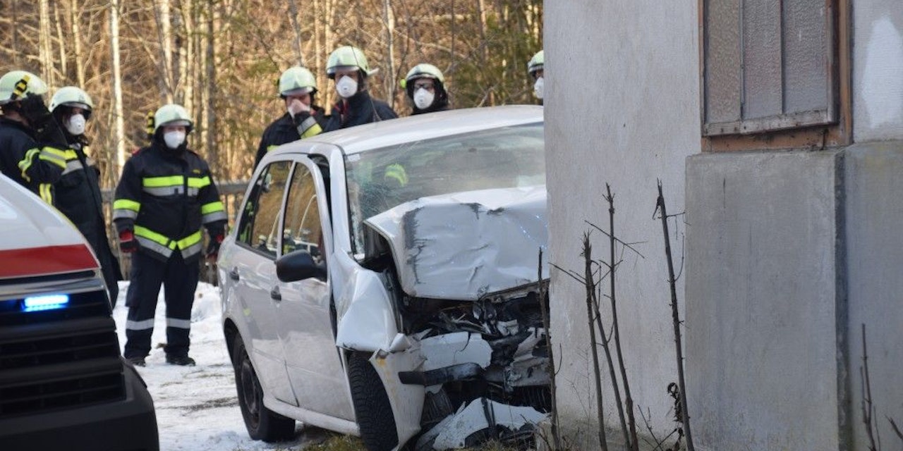Lenkerin bei Unfall gegen Hauswand im Wrack eingeklemmt | Heute.at
