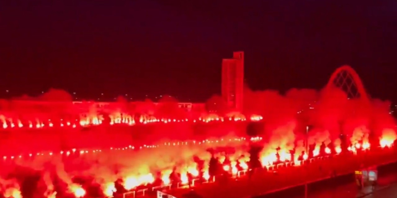 Fussball – Rangers-Fans feiern mit Pyro-Show den 55. Meistertitel ...