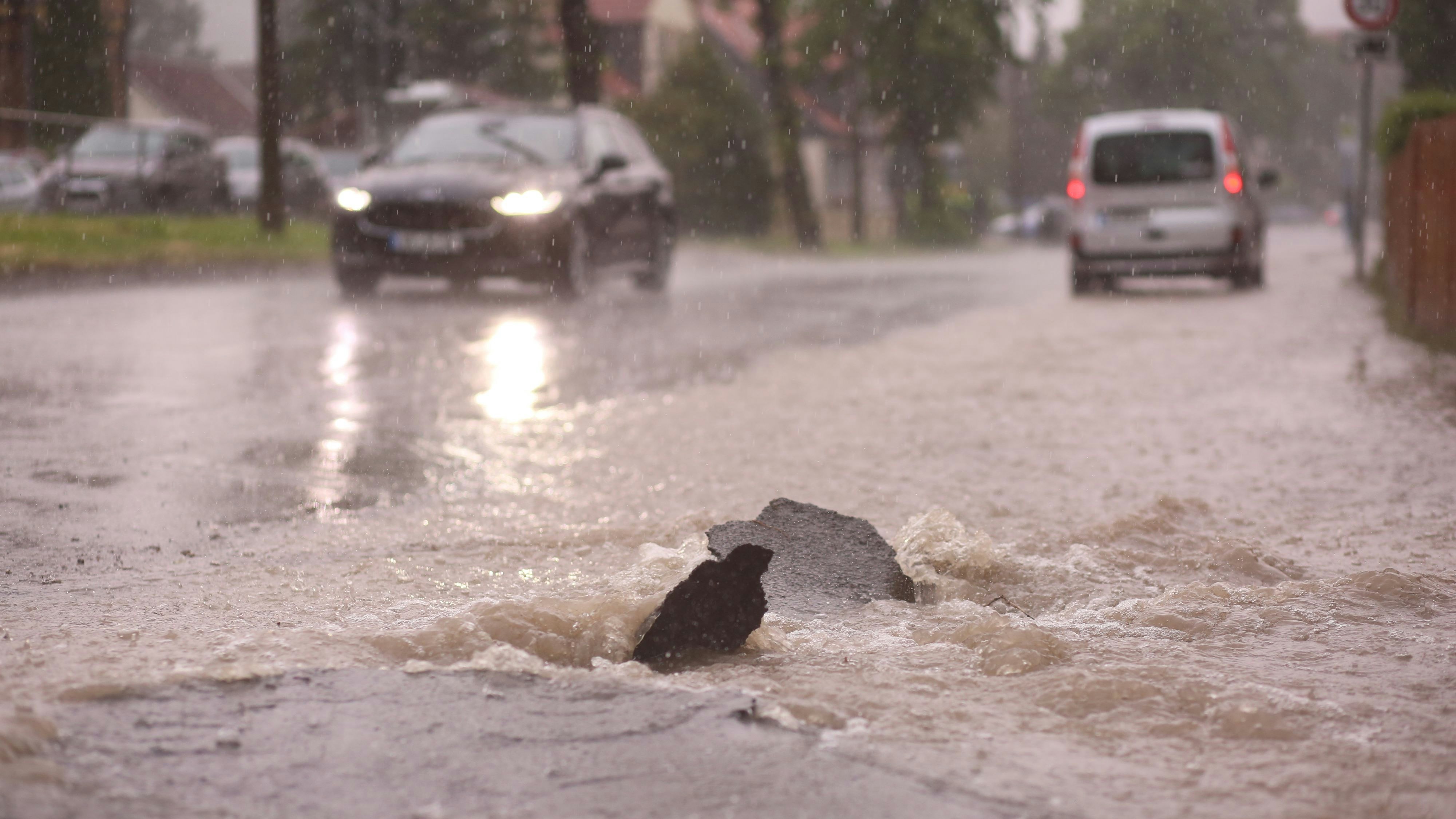 Schwere Gewitter mit Hagel und Starkregen nähern sich Wien (Symbolfoto) | Heute.at