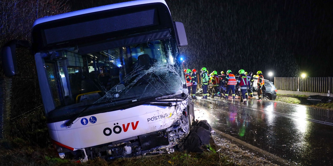 Oberösterreich – Autofahrer nach Linienbus-Crash in Wrack eingeklemmt | Heute.at