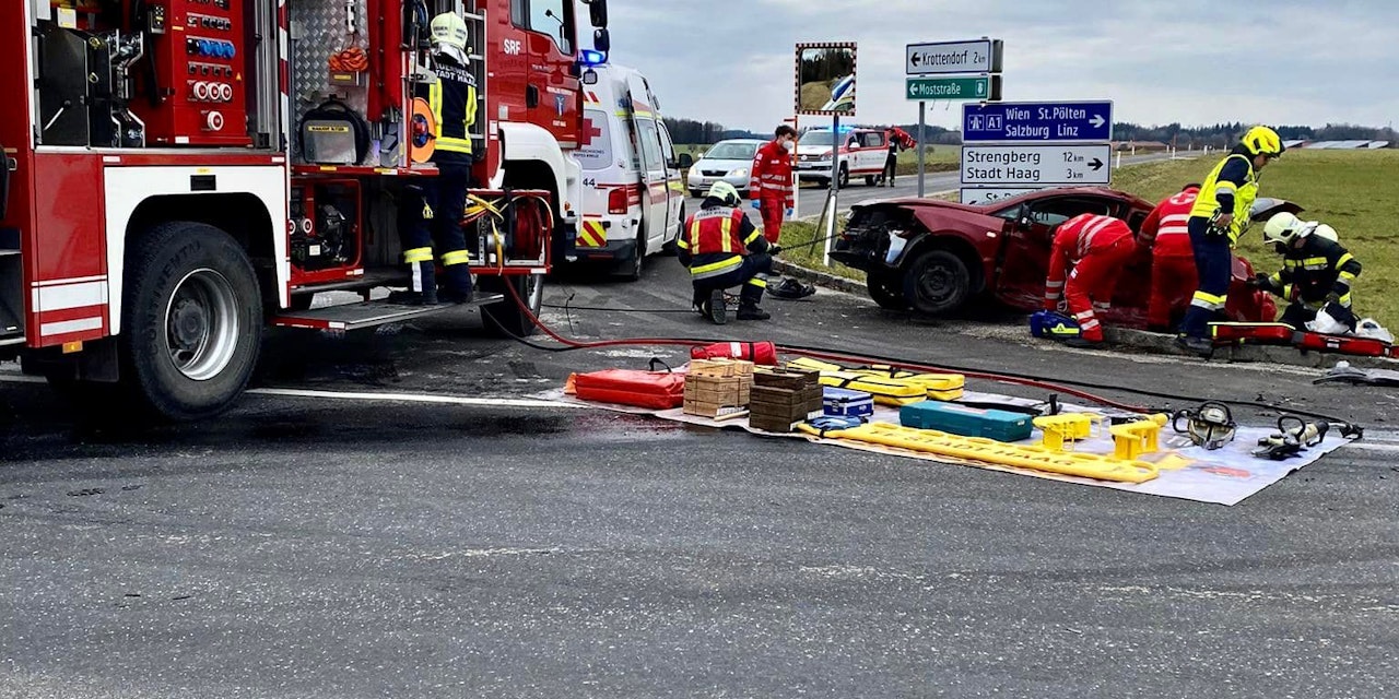 Niederösterreich – Lenkerin (30) nach Crash im Wrack eingeklemmt | Heute.at