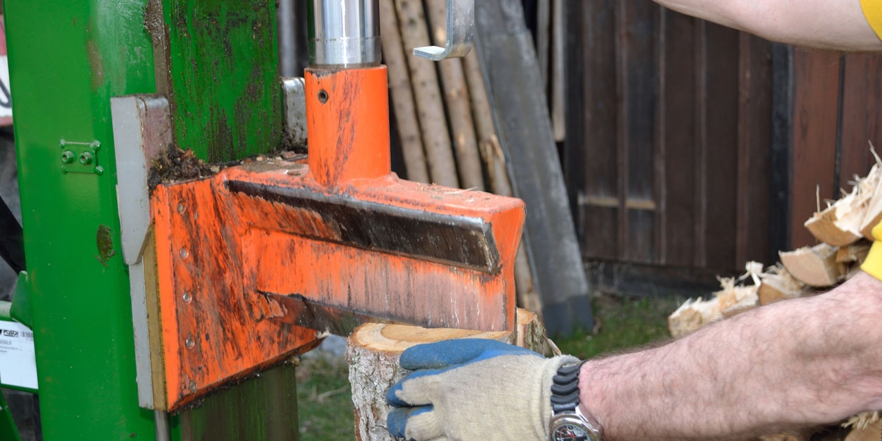 Steiermark – Mann trennt sich Finger mit Holz-Spalter ab | Heute.at