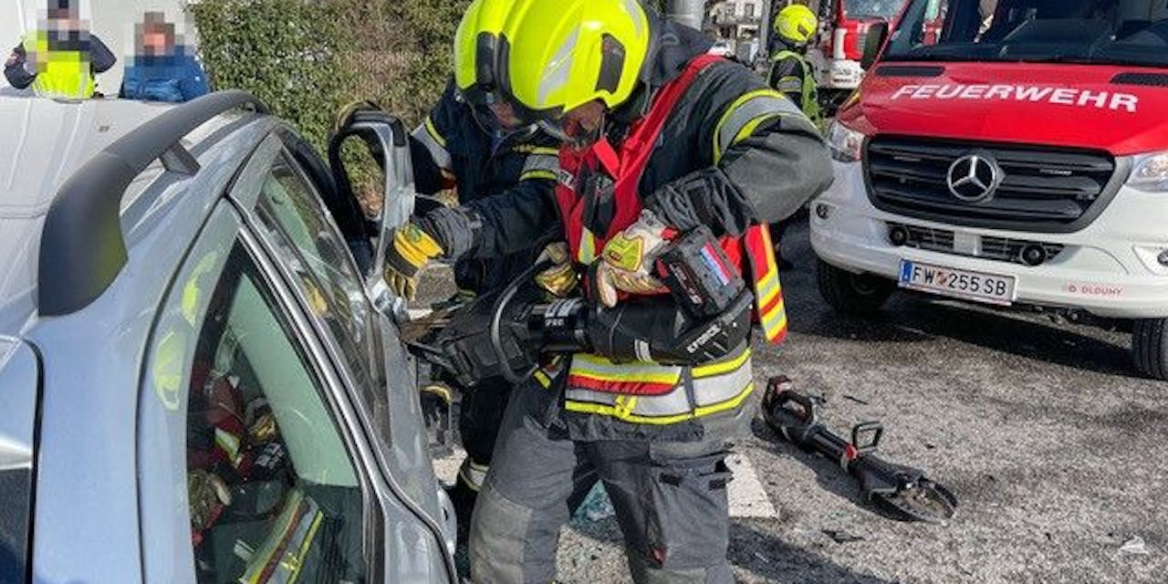 Niederösterreich – Lenkerin nach Unfall in Pkw eingeklemmt | Heute.at