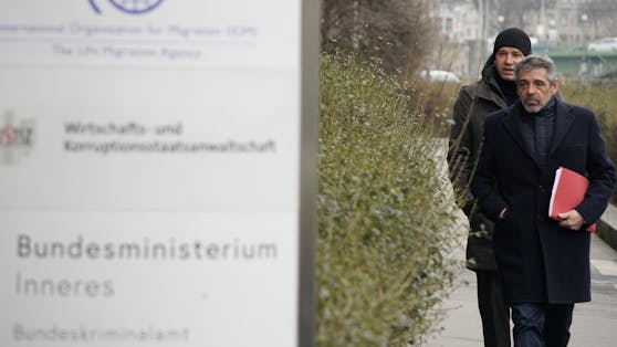 Chat-Mastermind Schmid mit Haube zu Verhör in Wien - Politik | heute.at