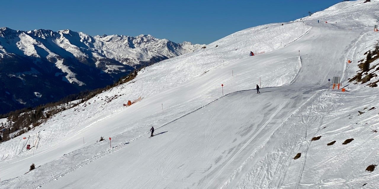 Tirol – Herumlaufende Hunde werfen Frau (22) auf Skipiste um | Heute.at