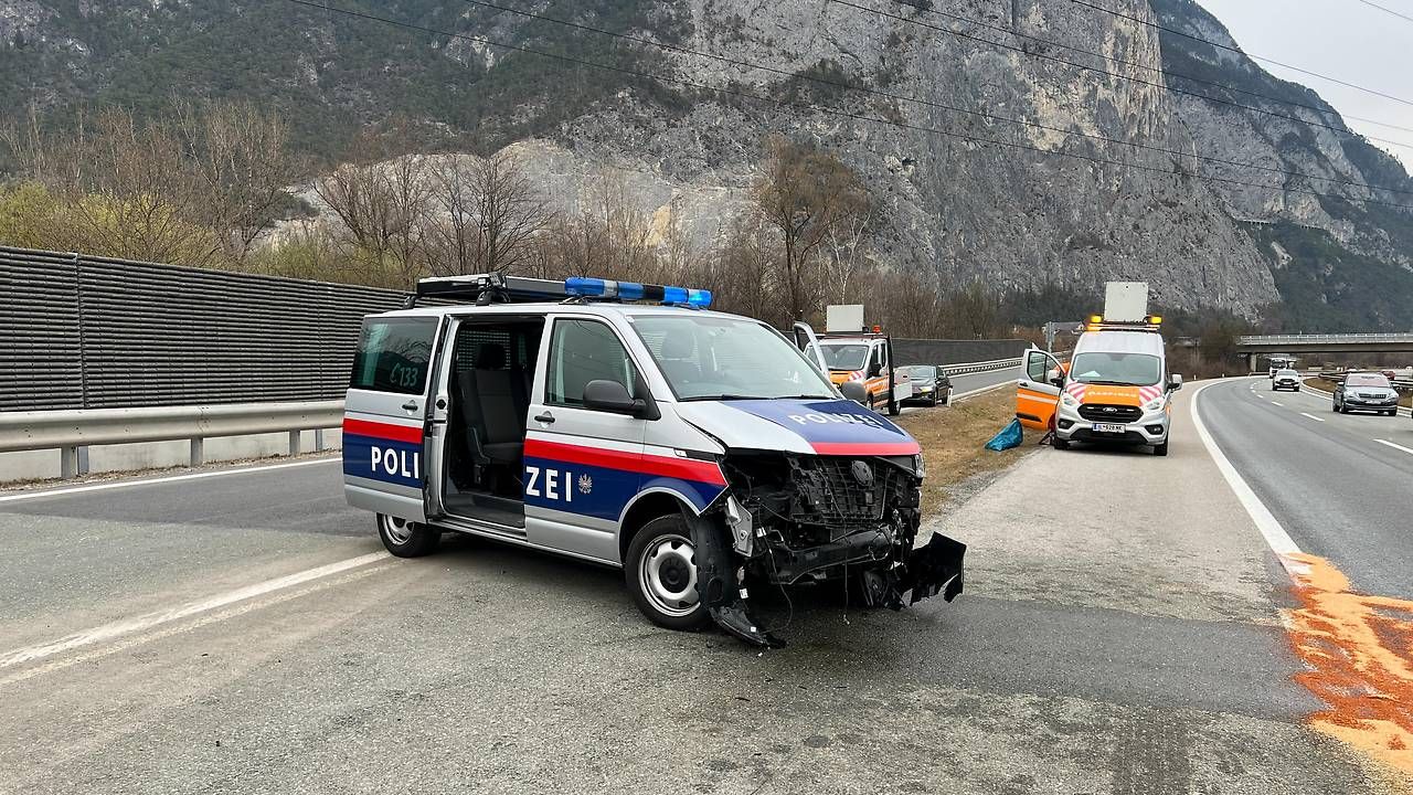 Das Polizeiauto wurde bei dem Crash schwer beschädigt. | Heute.at