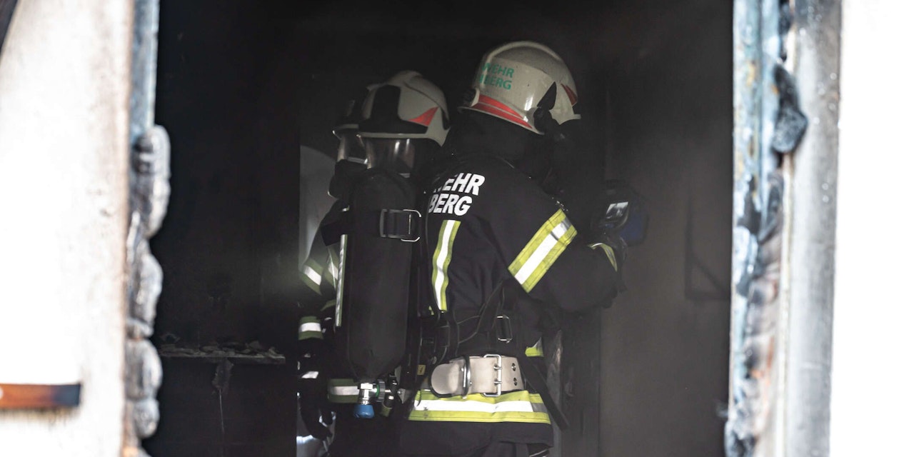 Brand in Mehrparteienhaus – Mutter und Sohn verletzt | Heute.at