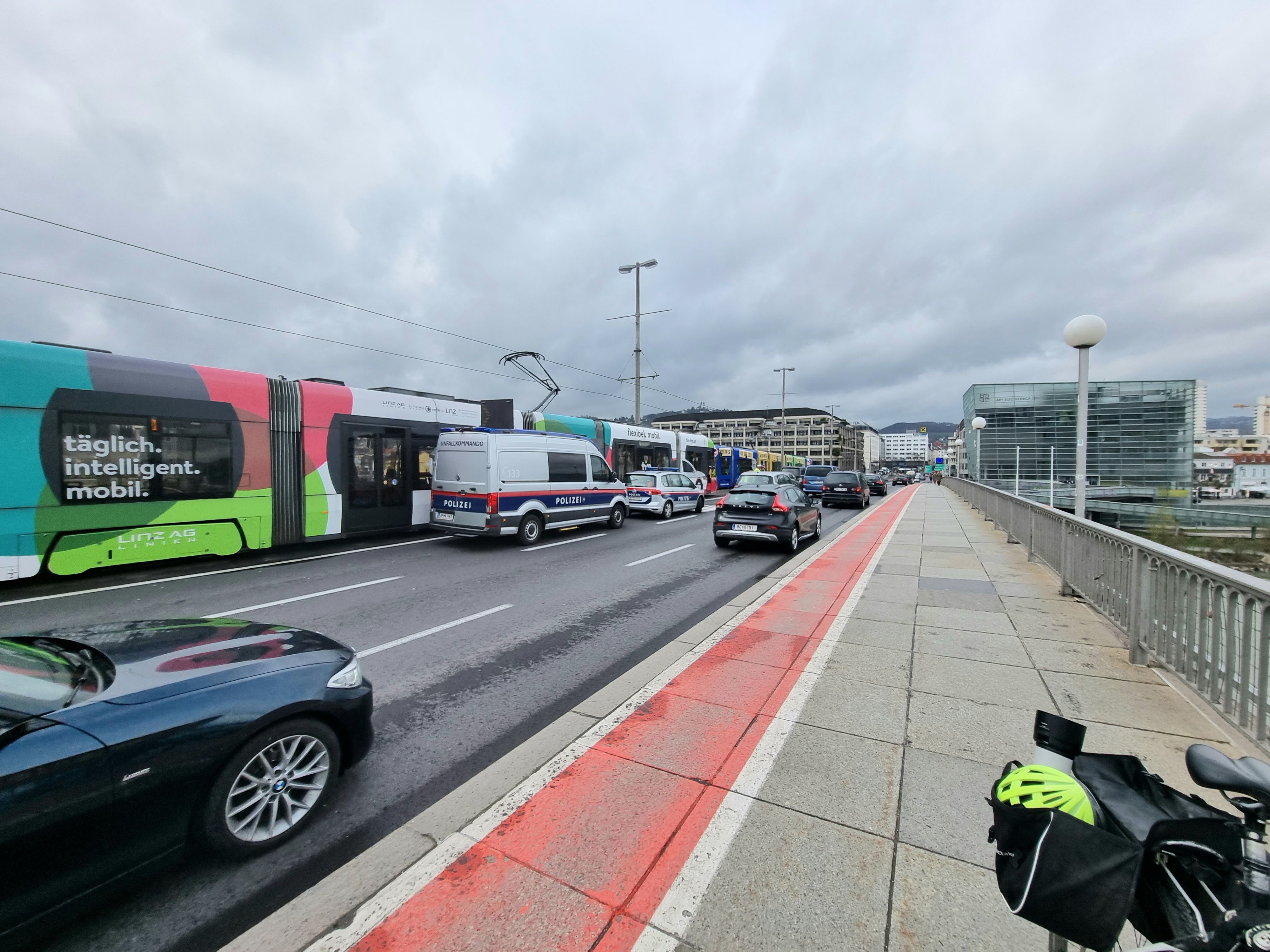 Nur noch eine Spur war befahrbar. | Heute.at