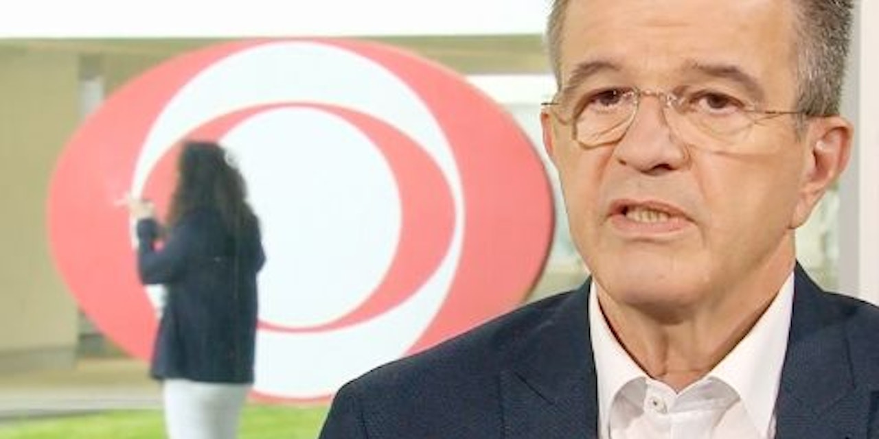 Tv – Live im ORF – Frau stellt sich ins Bild und tschickt | Heute.at