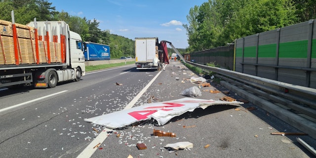 Schwerer Lkw-Unfall sorgt für Stau auf der A2 - Niederösterreich | heute.at