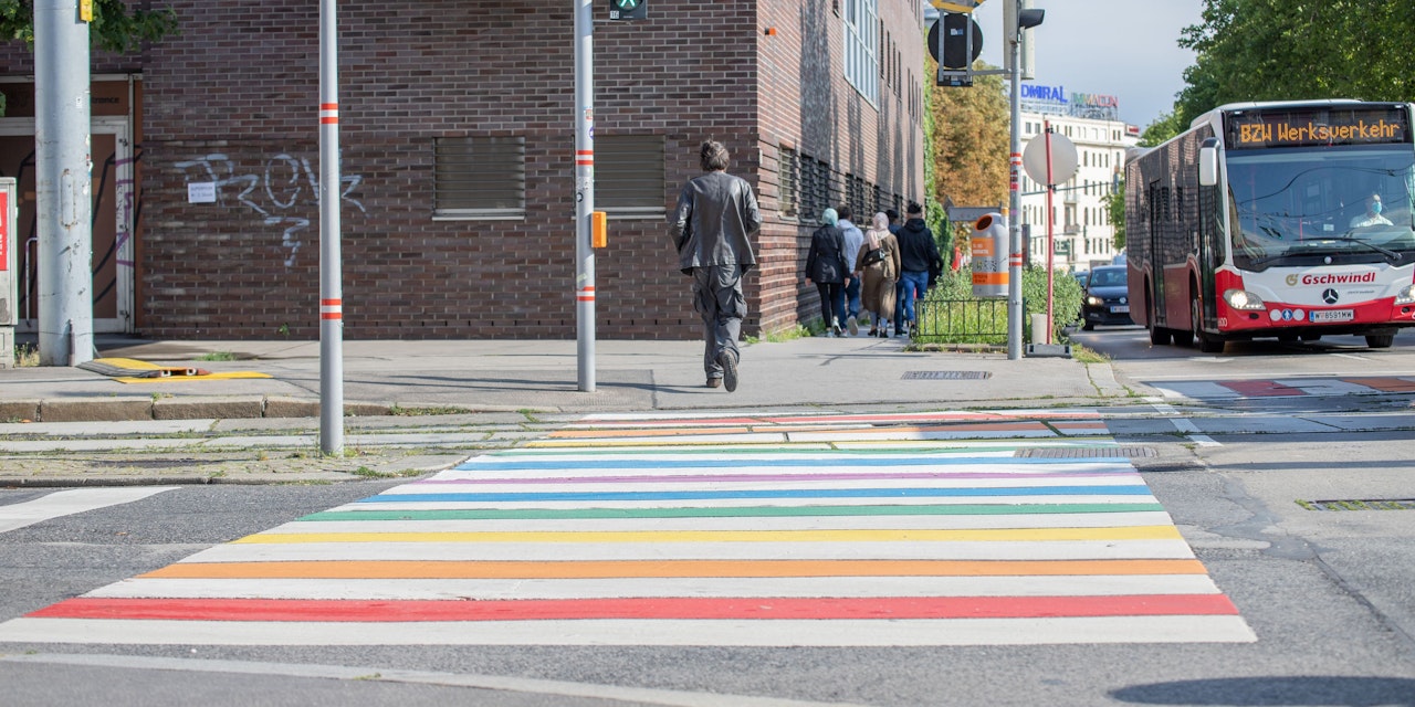 Niederösterreich – Regenbogen-Zebrastreifen auf Straßen in NÖ ausgebremst | Heute.at