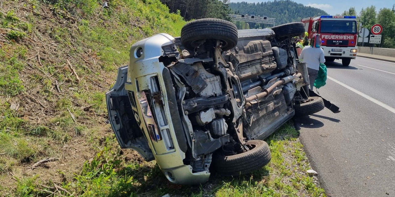 Schwerer Unfall auf der A2: Pkw überschlug sich | Heute.at