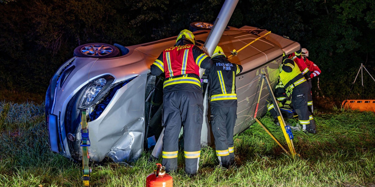 Oberösterreich – Lenker nach Crash in Auto-Wrack eingeklemmt | Heute.at