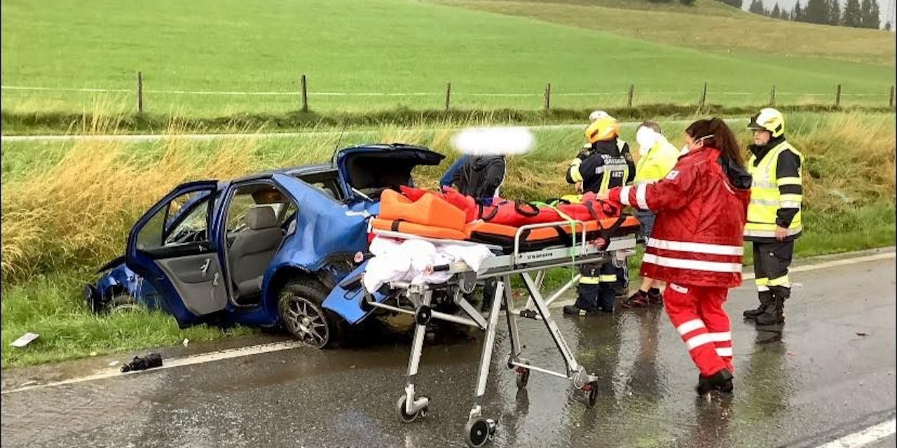 Steiermark – Nach Auquaplaning überschlagen – wilder Crash in Liezen | Heute.at