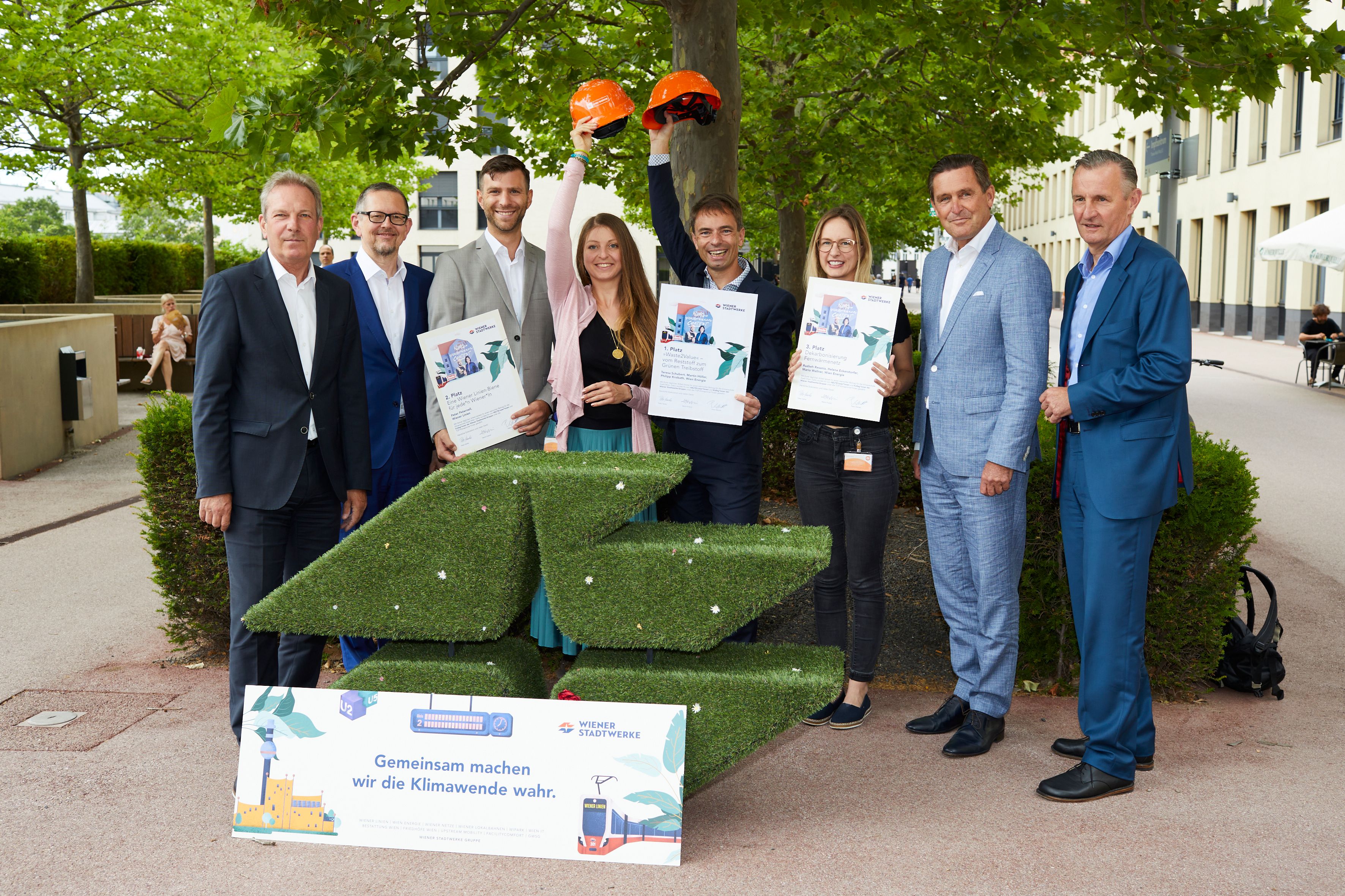 Die Sieger*innen des Klimapionier*innen-Contests werden ausgezeichnet ...