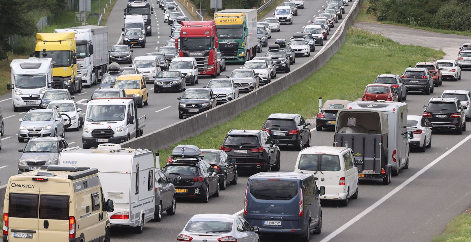 Tiroler lassen Deutsche in 27-Kilometer-Stau stehen | Heute.at