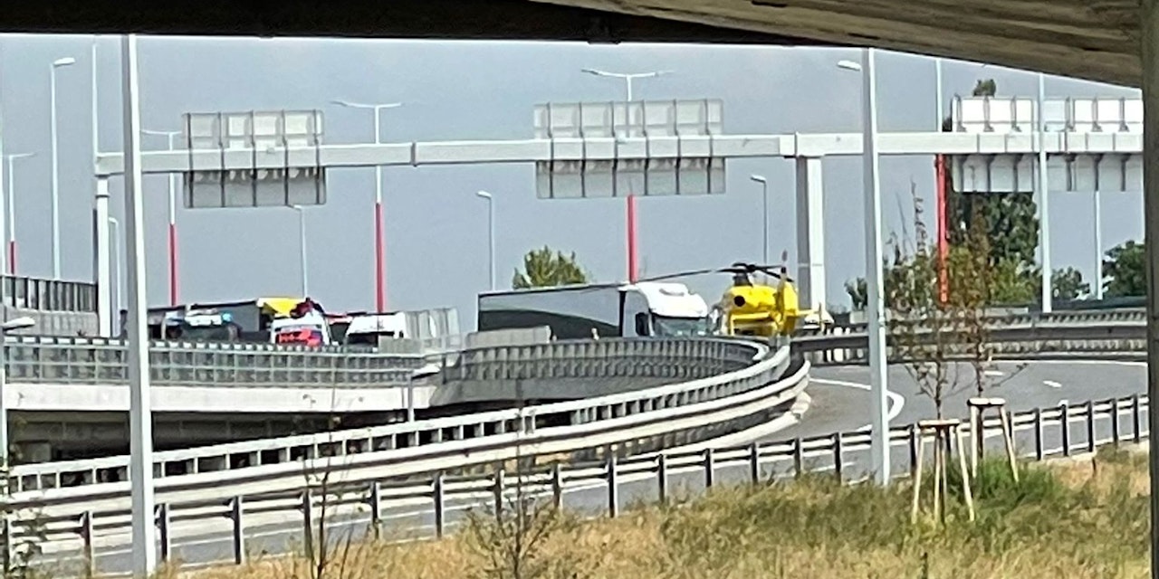 Bilderstrecke: Heli landet nach Crash auf Tangente – A23 gesperrt ...