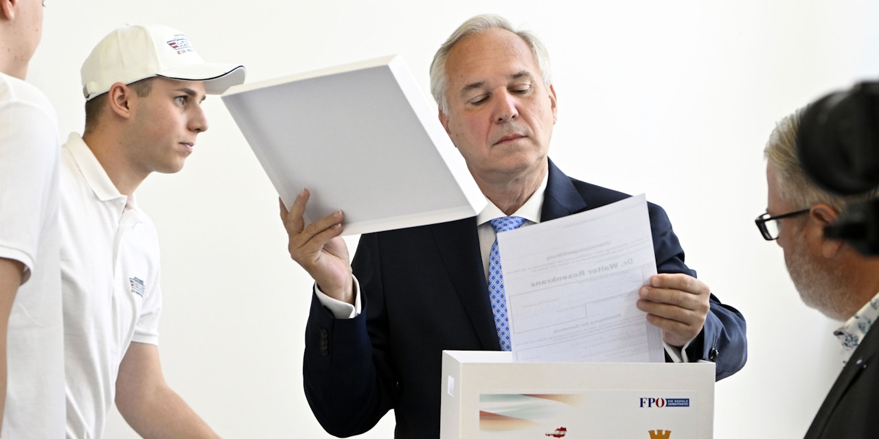 Walter Rosenkranz übergab die Unterschriften | Heute.at