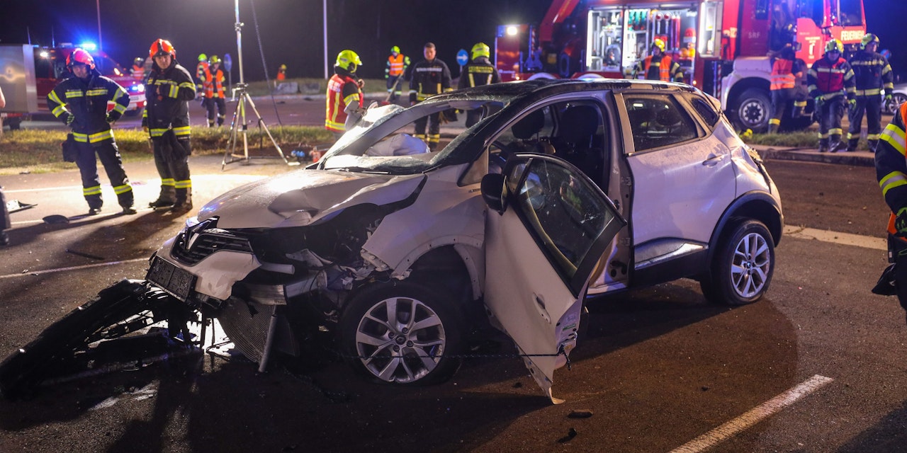 Renault-Lenkerin nach Crash in Auto-Wrack eingeklemmt | Heute.at