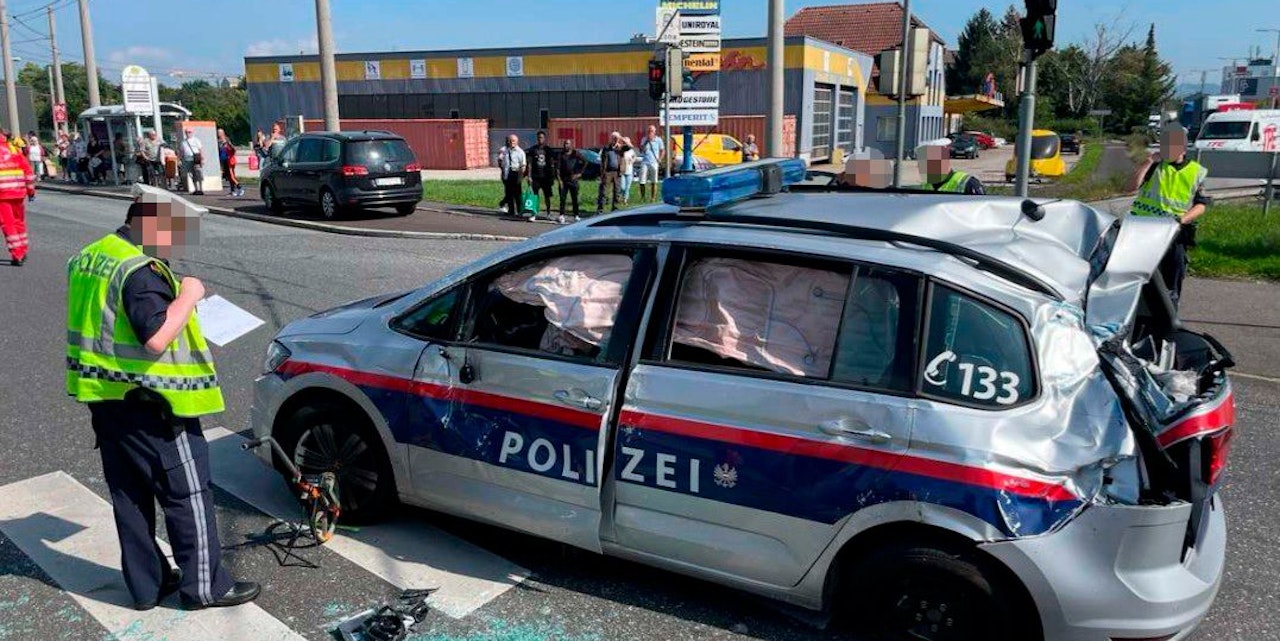 Oberösterreich – Schwerer Unfall mit Streifenwagen – 3 Beamte verletzt | Heute.at