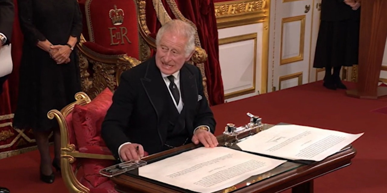 People – König Charles sorgt mit lustiger Grimasse für Lacher | Heute.at