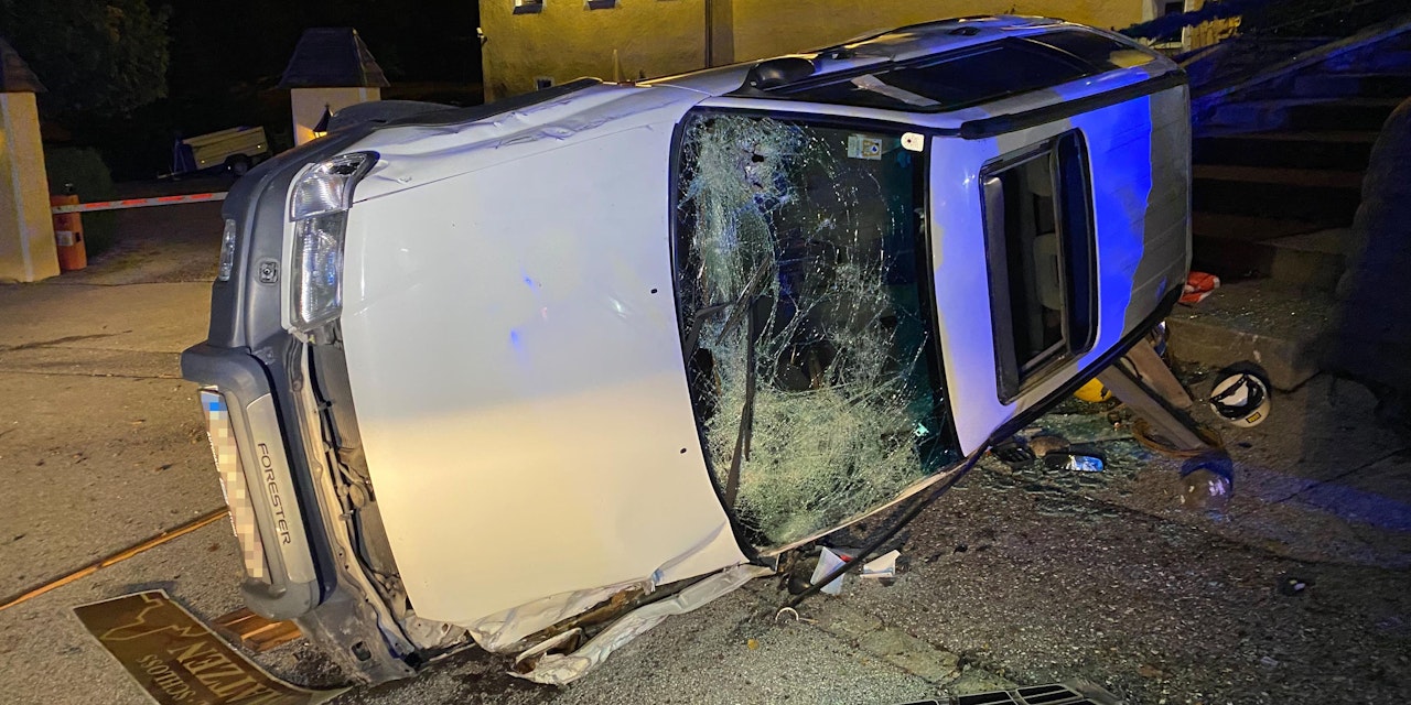 Tirol – Lenker klettert nach Crash durch Schiebedach aus Wrack | Heute.at