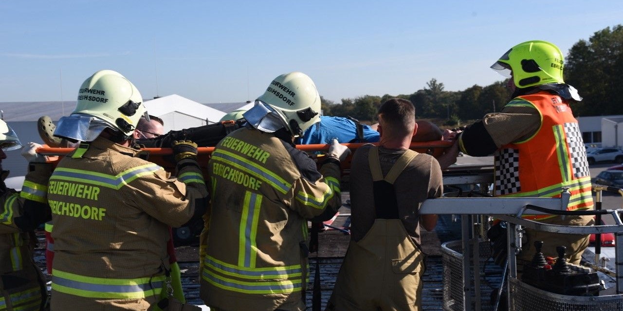 Niederösterreich – Verletzter Arbeiter in Ebreichsdorf von Dach gerettet | Heute.at