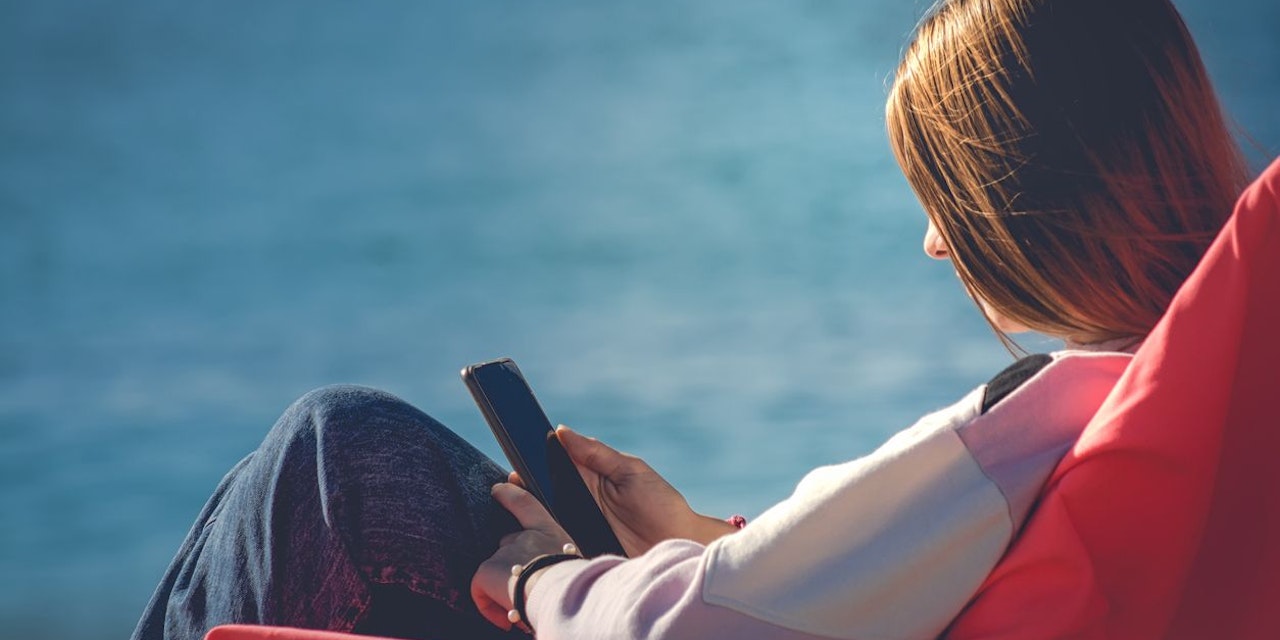 Gesundheit – Stundenlang in der Sonne am Handy – Frau nun blind | Heute.at