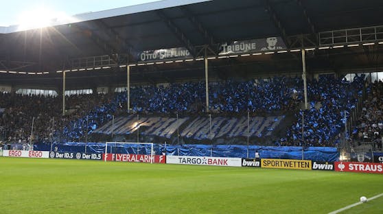 Eklat! Stadionsprecher gedenkt verstorbenem Neonazi - Fussball | heute.at