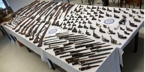 80-Jähriger hat Maschinenpistole und 106 Schusswaffen - Niederösterreich | heute.at
