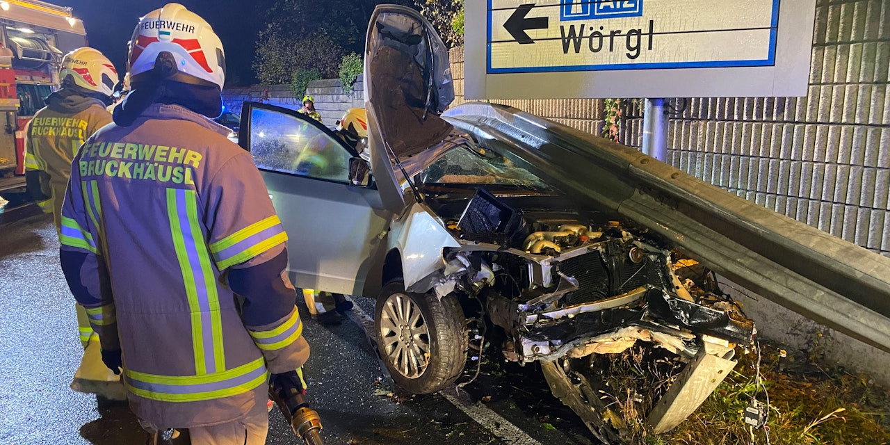 Tirol – Heftiger Crash – Alko-Lenker prallt gegen Leitplanke | Heute.at