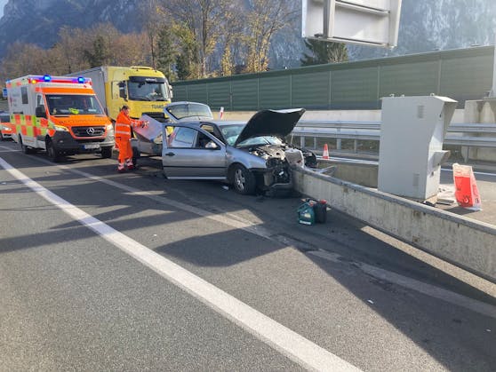 Pkw-Lenker kracht frontal gegen Autobahn-Leitplanke - Tirol | heute.at